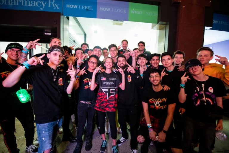 Who is the Fortnite streamer Ewok and why does everyone like her?